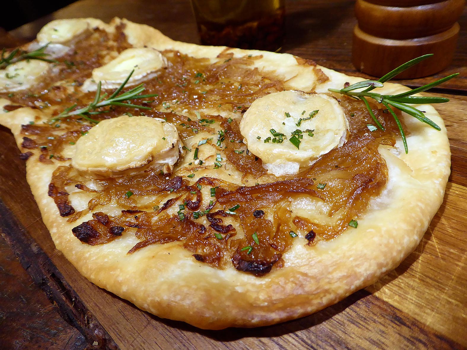 COCA DE CEBA AMB REDUCCIÓ RATAFIA i FORMATGE DE CABRA - Els Fogons de ...